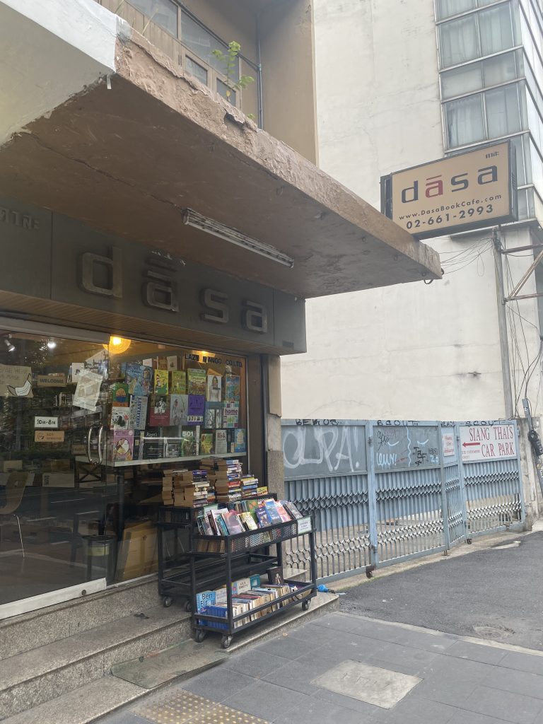 【バンコク】【本】洋書を安くゲット。洋書専門の古本屋さん＠Dasa Book Cafe - ブリ子がゆくinバンコク