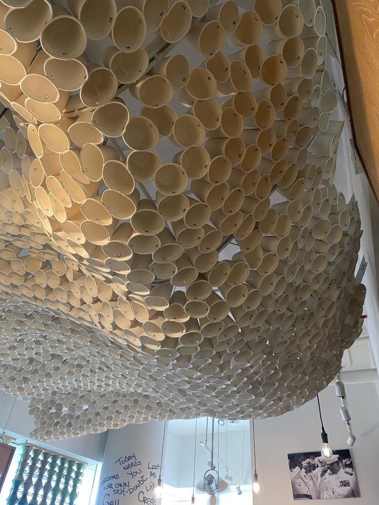 アートであふれるおしゃれなカフェ『Gallery Drip Coffee』で特別な1杯を！ - ブリ子がゆくinバンコク